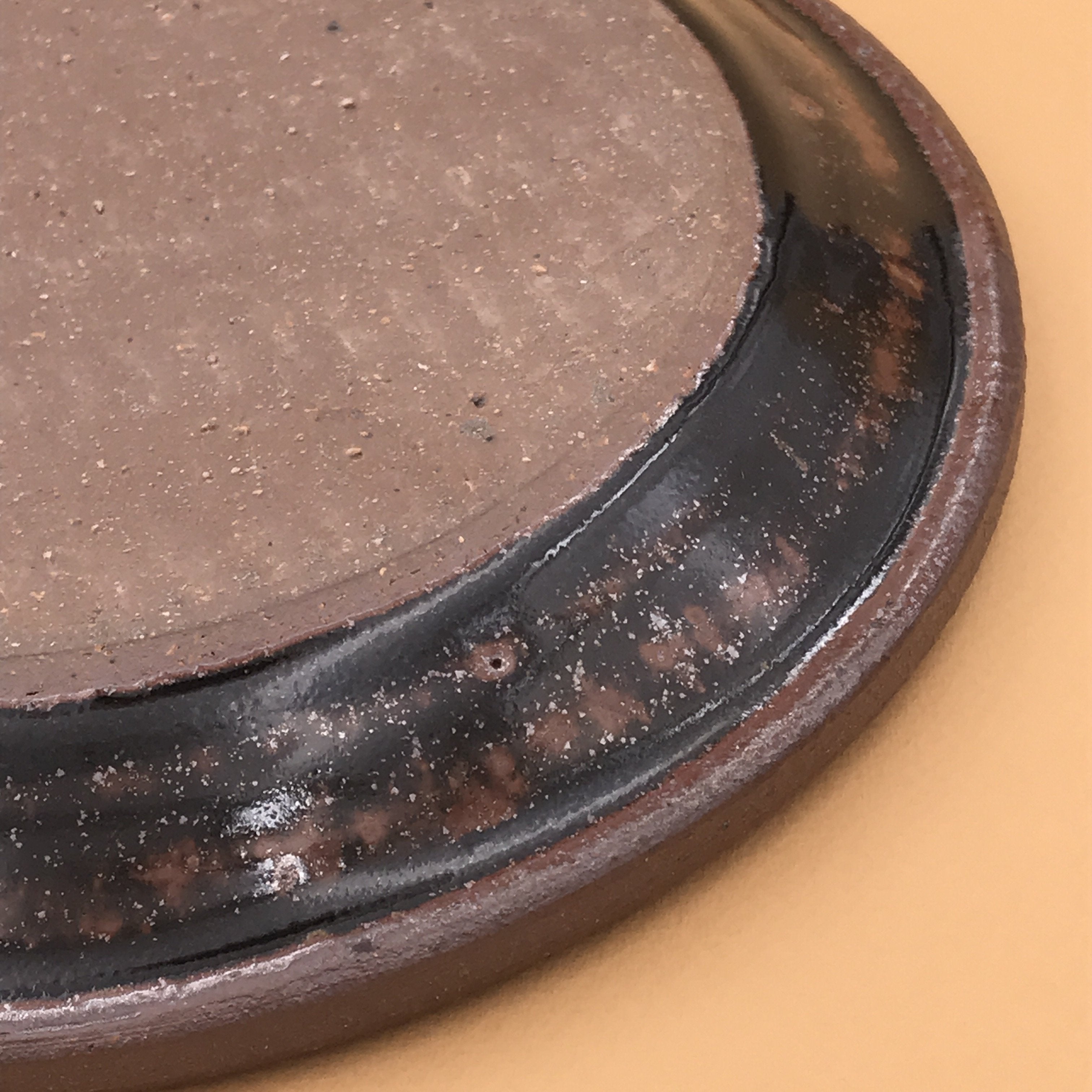 Assiette plate "Tenmoku" faite main – UTILE & ORDINAIRE